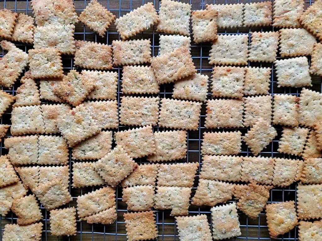 Easy Sourdough Discard Crackers Recipe (Optional Cheese or Herbs ...